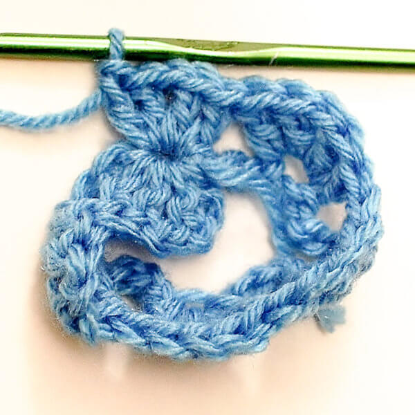 Infinity Scarf Crochet Pattern / Mobius Scarf | Petals to Picots