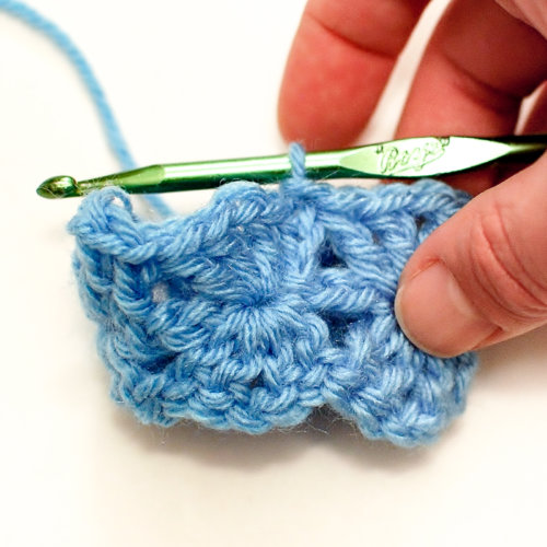 Infinity Scarf Crochet Pattern / Mobius Scarf | Petals to Picots